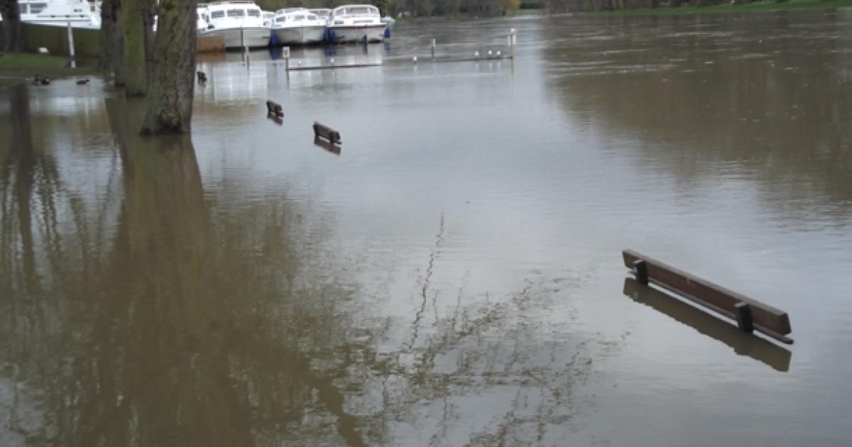 Flooding: Datchet Golf Club shut after course becomes a lake ...