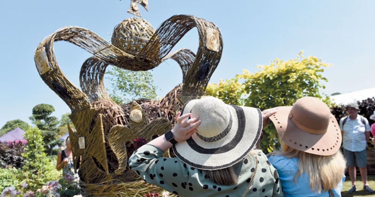 IN PICTURES: Windsor Flower Show honours King's 'enduring love' of ...
