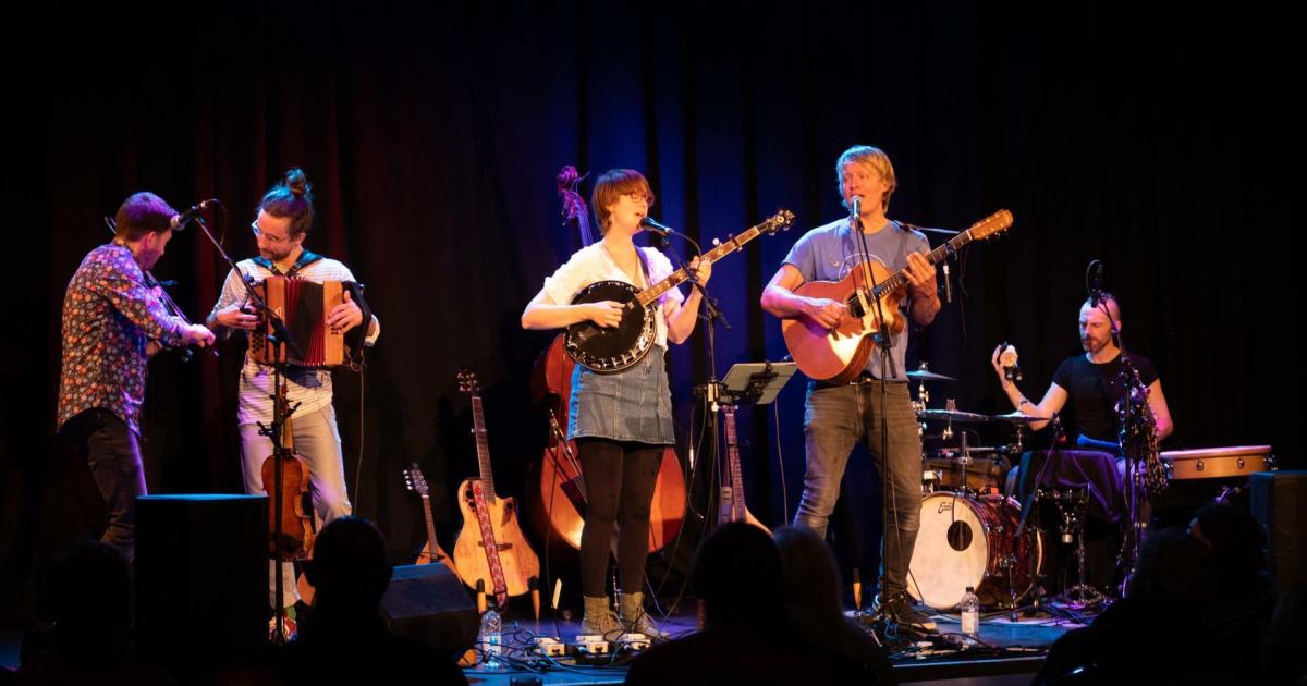 British folk duo bring up-close and intimate performance to Maidenhead ...