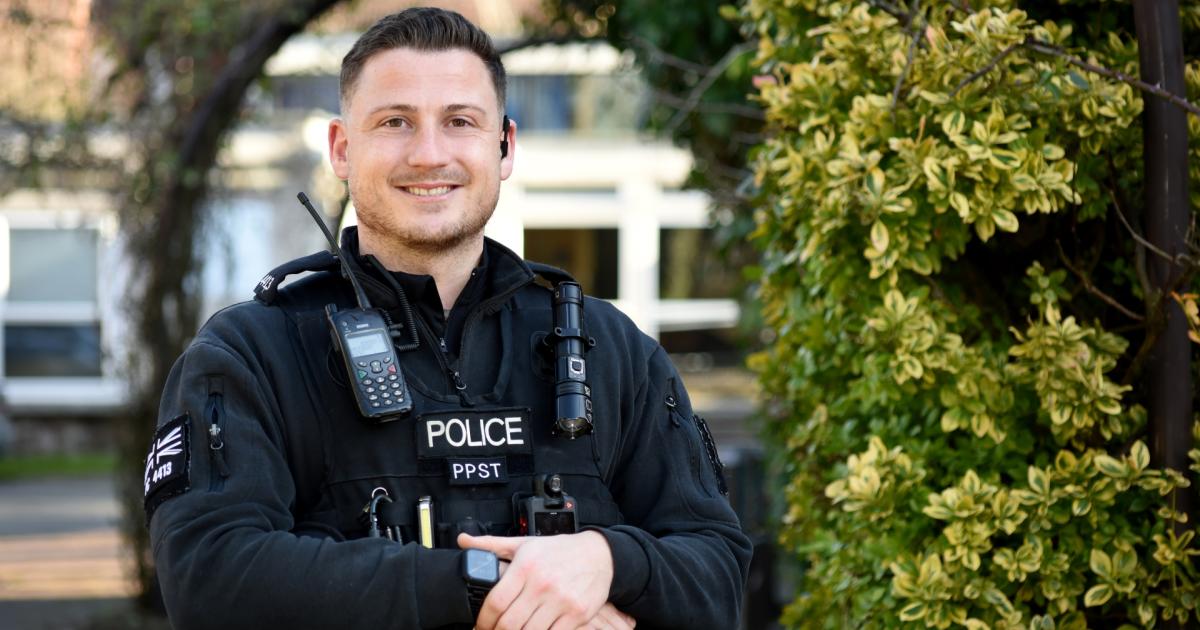 'Hero' PC awarded for bravery after pulling injured man from M40 ...