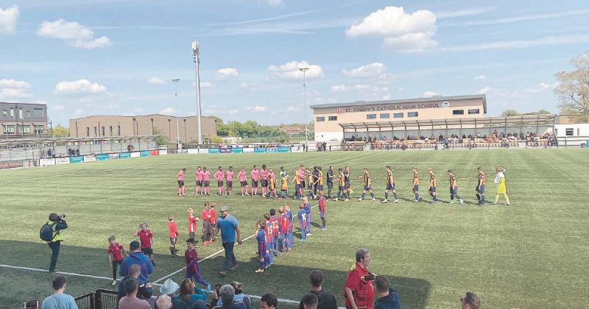 Slough Town lose final home game of the season 6-0 to Dartford - Photo ...