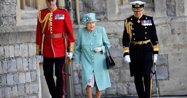 Queen celebrates official birthday with military parade - Photo 1 of 26 ...