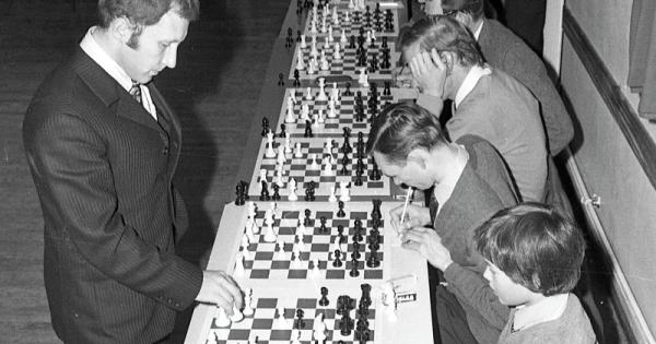 Remember When: Chess grandmaster took on 40 challengers simultaneously ...