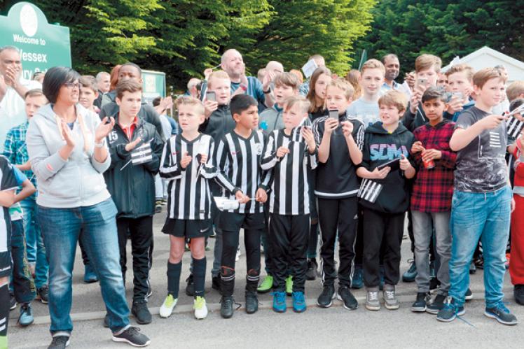 Youth players get visit from celebrating Maidenhead United squad ...