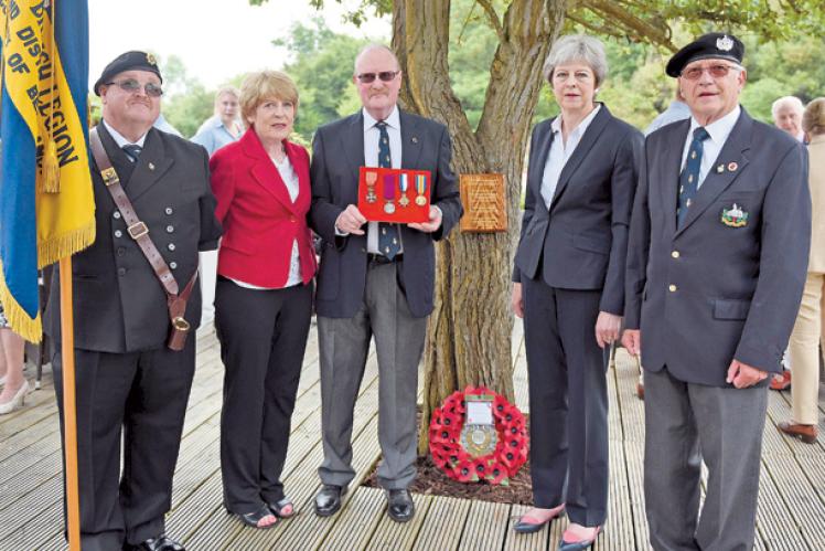 Ceremonial plaque laid to honour Fifield's forgotten war hero - Photo 1 ...