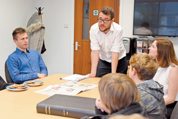 Cookham Rise pupils pay visit to Advertiser newsroom - Photo 1 of 22 ...