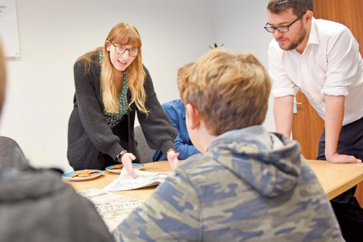 Cookham Rise pupils pay visit to Advertiser newsroom - Photo 1 of 22 ...