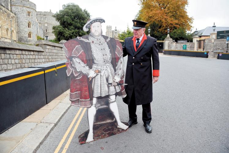 Windsor Castle staff protest against job and pension cuts - Photo 1 of ...