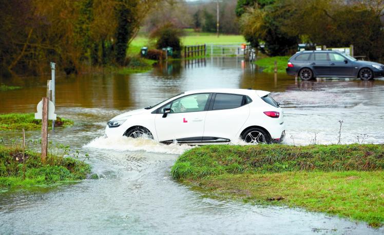Drivers battle through floodwaters by Cookham Moor - Photo 1 of 6 ...