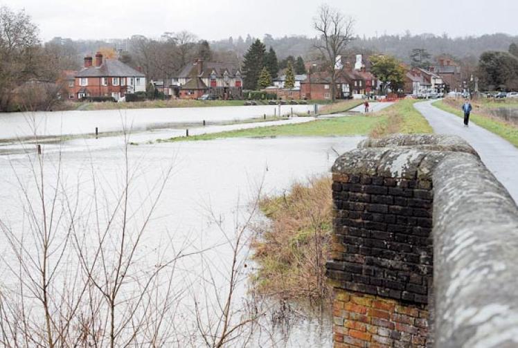 Flooding blocks routes through Cookham - Maidenhead Advertiser
