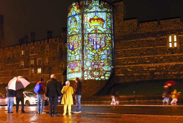 Windsor Christmas Lights to be switched on by pantomime stars ...