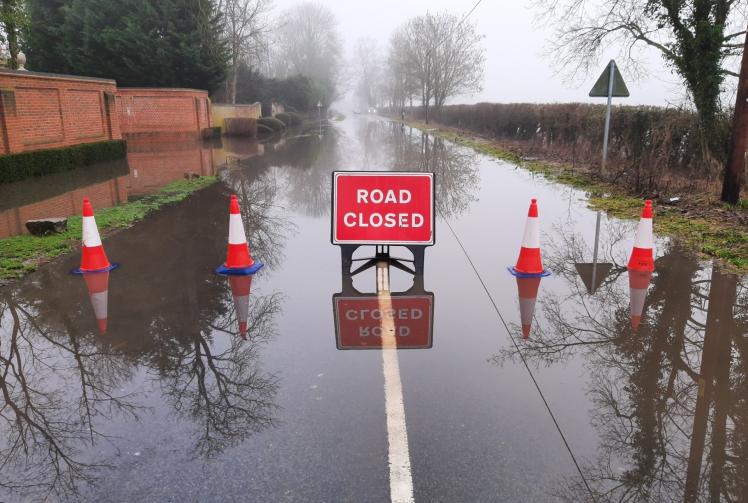 Police warn drivers to avoid closed roads as Cookham and Maidenhead ...