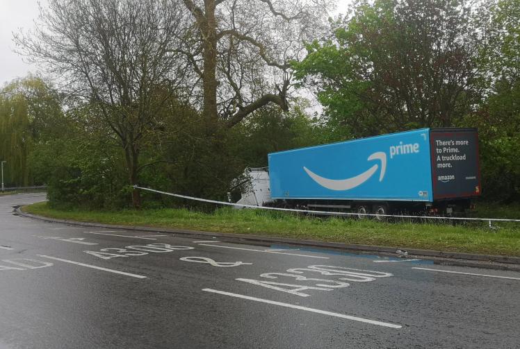 Amazon Prime lorry crashes into Braywick Roundabout - Maidenhead Advertiser