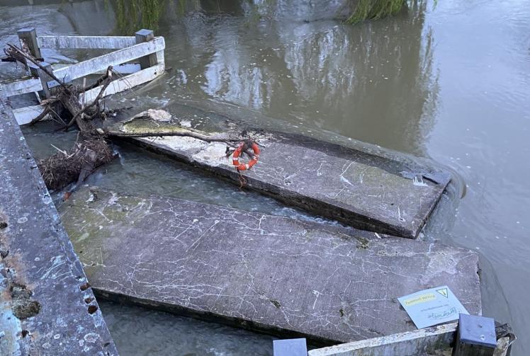 Update: Cookham Bridge re-opened after being struck by concrete ...