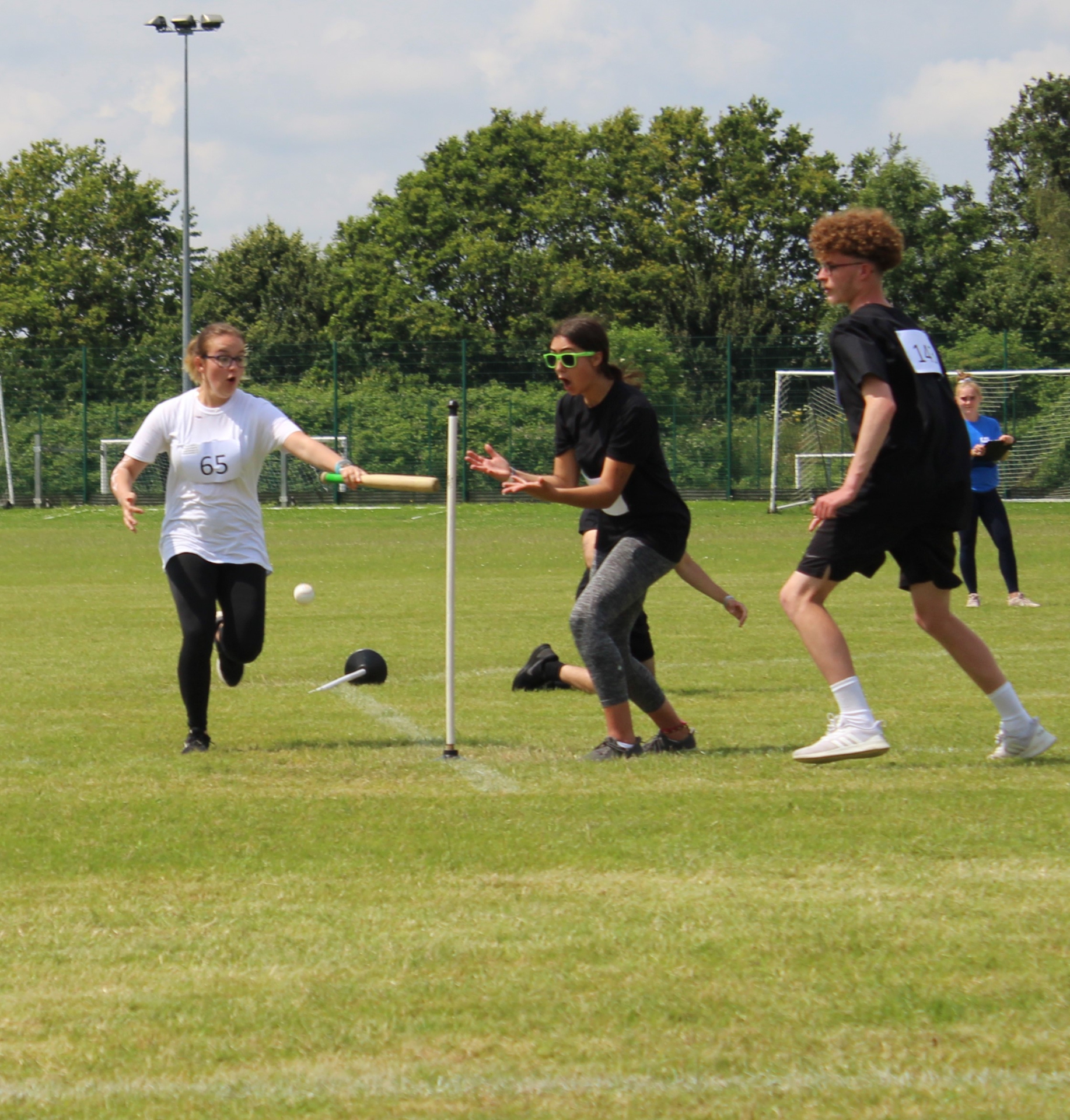 Maidenhead school breaks world record for most people playing rounders ...