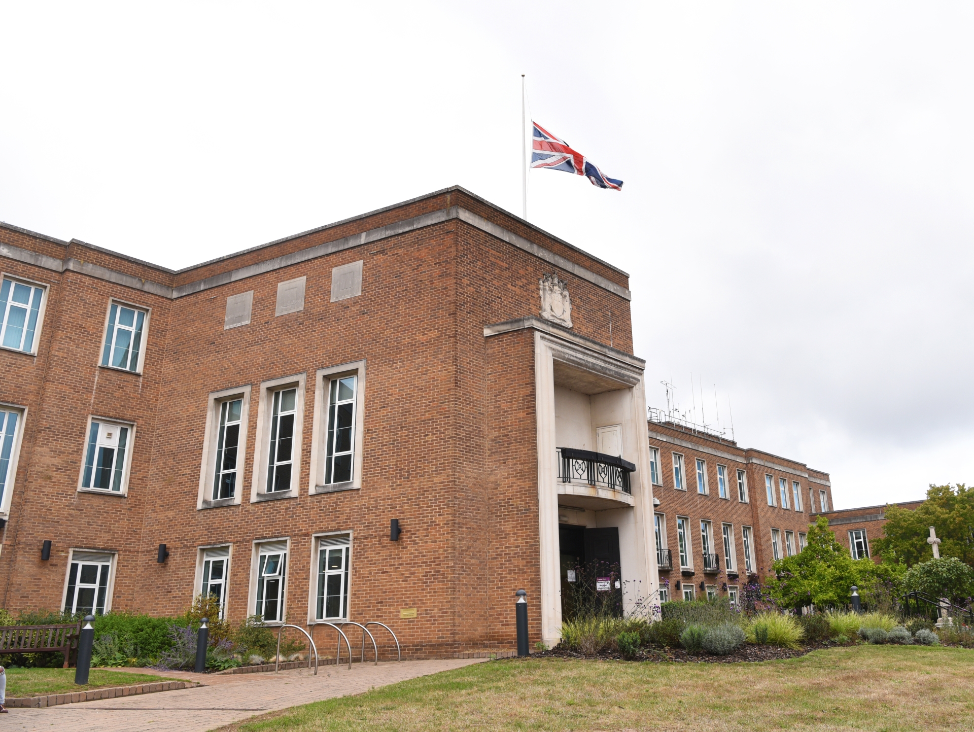 Live updates as nation mourns the death of the Queen - Maidenhead ...