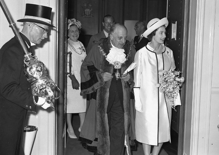 Remember When: The Queen's royal visits through the years - Photo 1 of ...