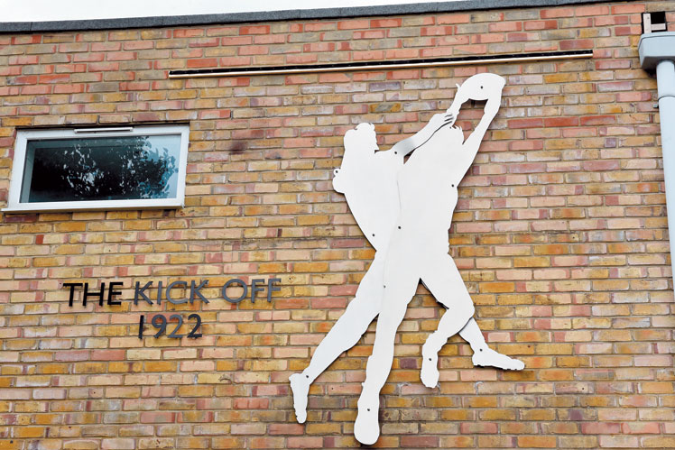 Maidenhead Rugby Club celebrates its 100th year with iconic sculpture ...