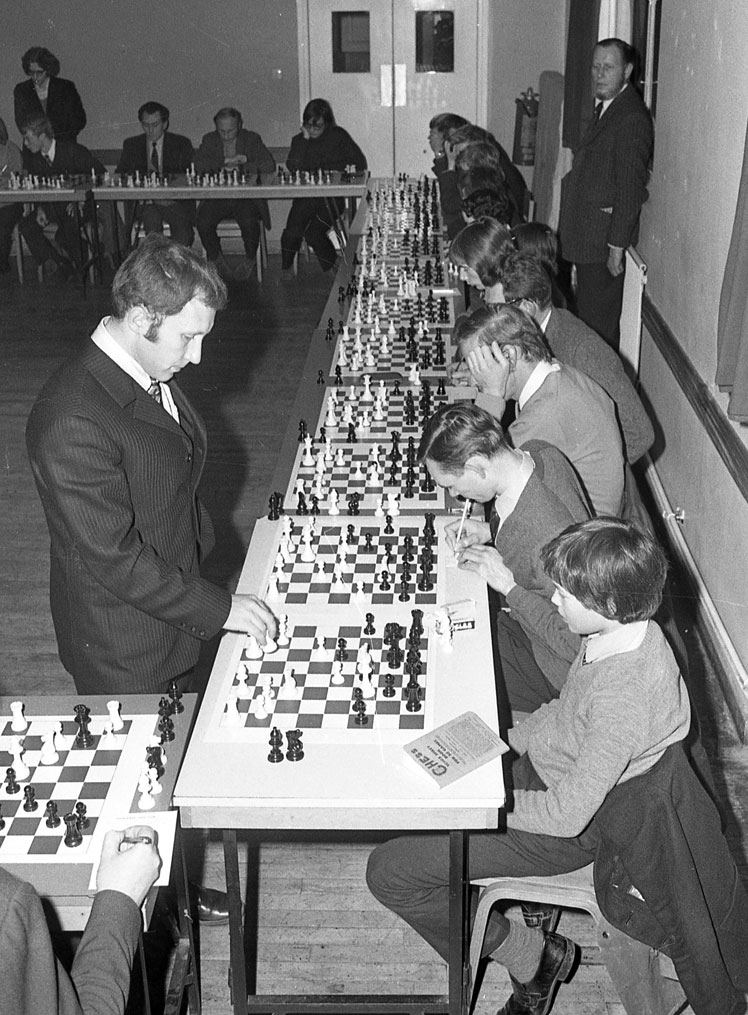 Remember When: Chess grandmaster took on 40 challengers simultaneously ...