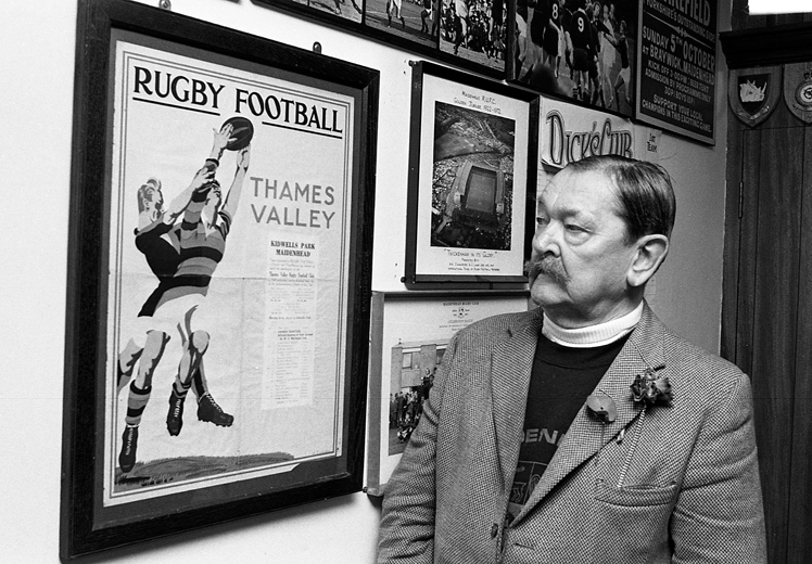 Remember When: Huge queues for Neighbours star's club appearance ...