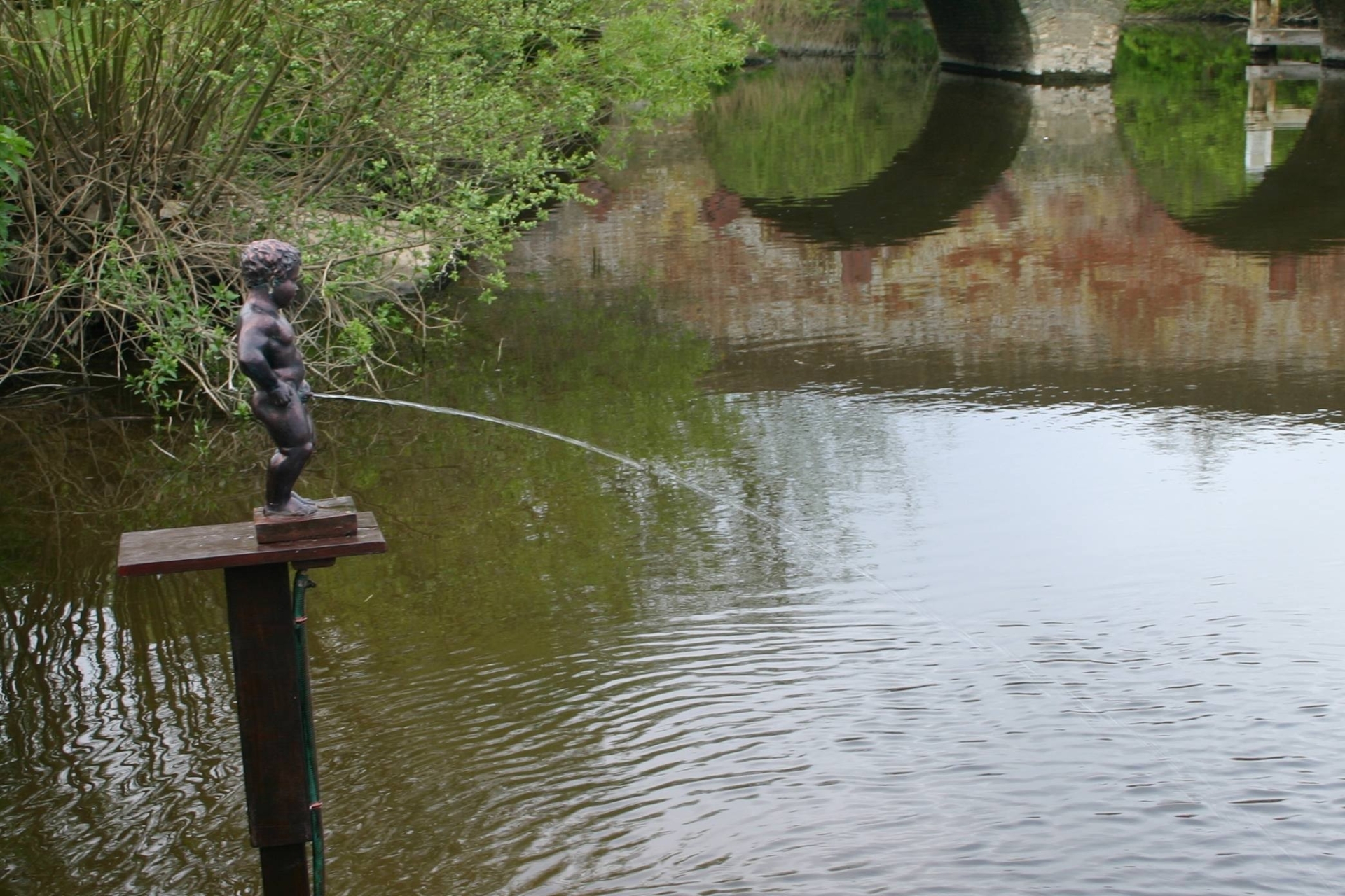 Thames Manneken Pis and miraculous banana tree appear in Sonning ...